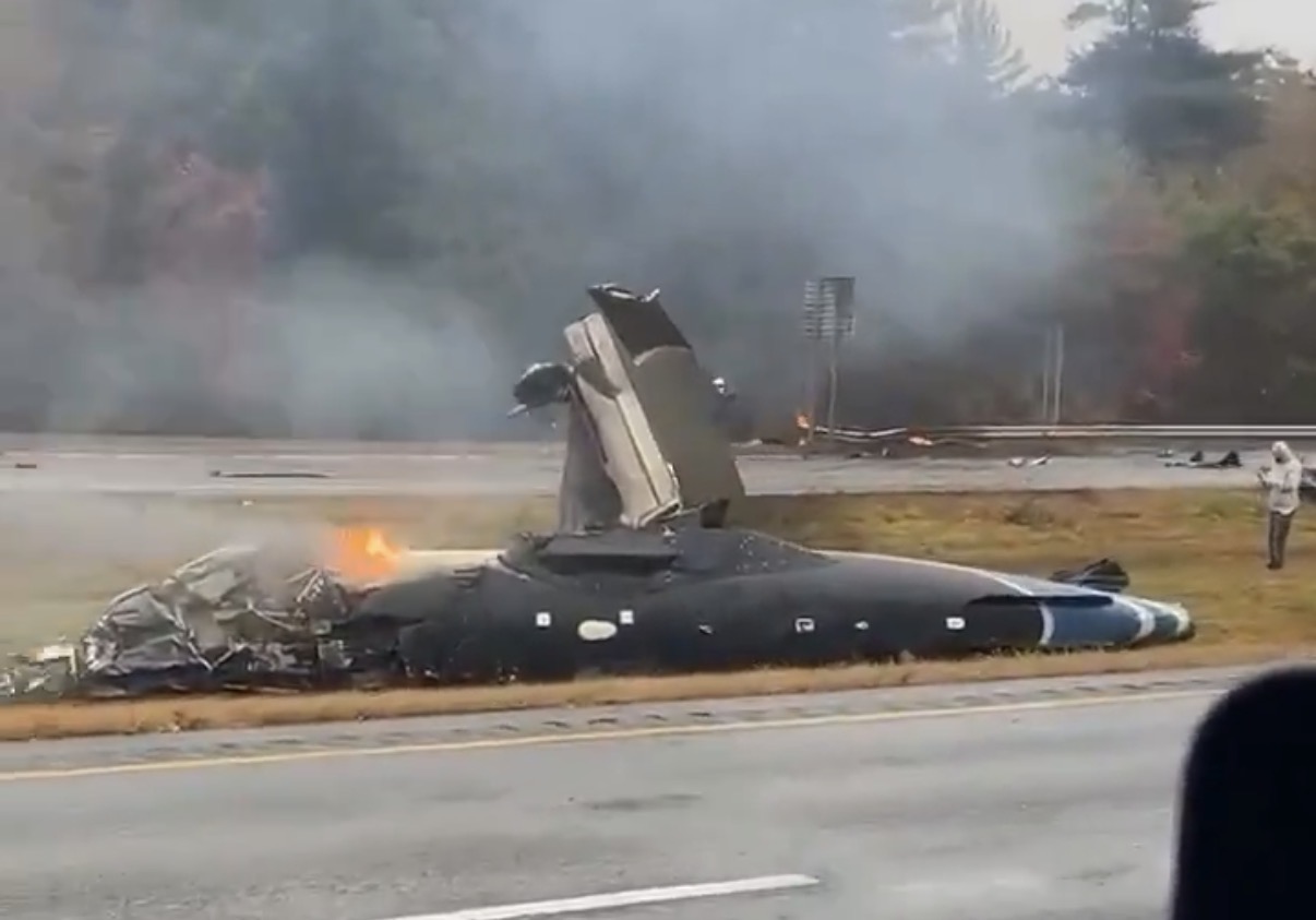 KrudPlug Mobile - Small plane crashes onto I-195 in Dartmouth during ...